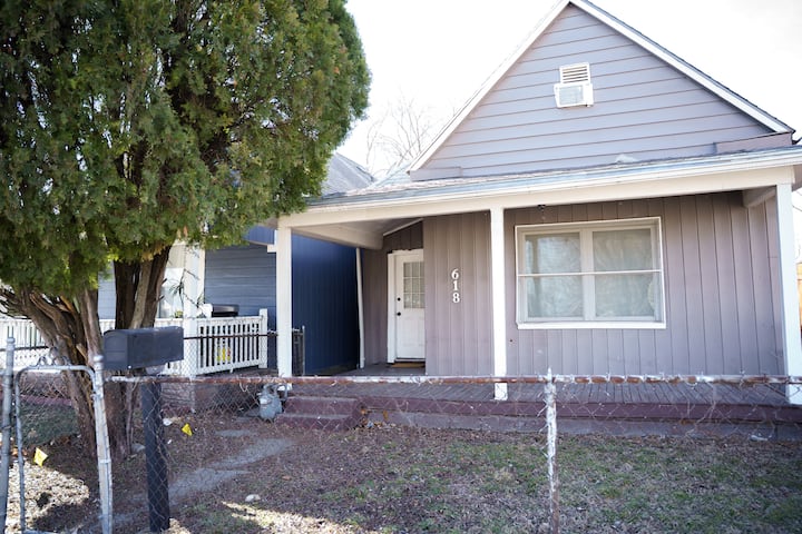 Small Kansas Cottage-loft Space! - Kansas City, KS