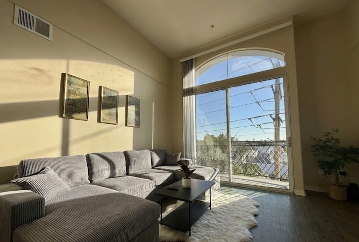 Modern 2br/2ba Oasis: King Bed + Steps To Dining - Santa Monica, CA