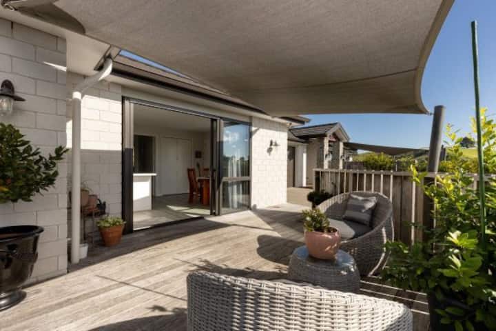 2 Bedroom Home With Views! - Tauranga