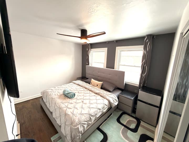 Sleek King Bed Retreat | Close To Nu & Purple Line - Chicago, IL
