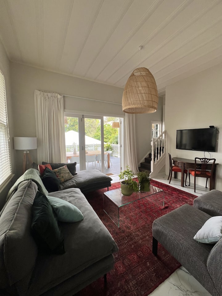 Stylish Retreat In Historic Inner City Suburb - Auckland