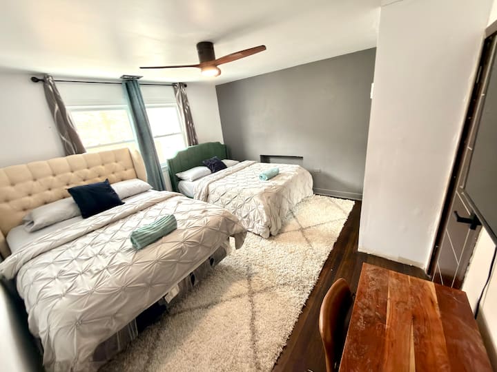 Entire Apartment | 4 Bedrooms 5 Beds | Sleeps 10+ - Chicago