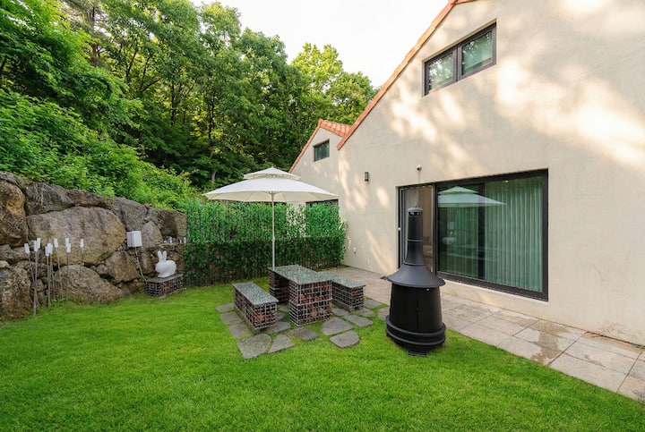 @신규오픈@
애월신축2년독채숙소/애월휴빌리지2호/빔프/바베큐/1,2층(복층)/넓은앞마당 - 외도동