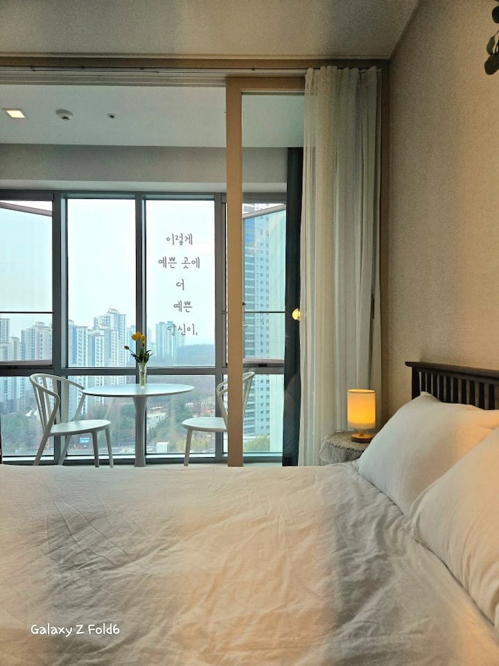 구룸하우스- 삼성전자 인근/동탄역 10분,호텔급 침구와 채광 좋은 비즈니스 스테이,무료주차 - 정남면