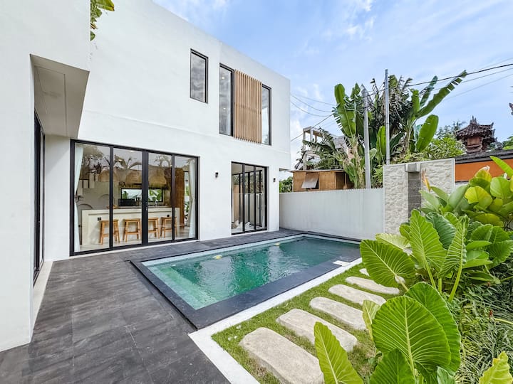 Cozy Modern 3br Villa Spacious Garden And Lounge - Bali
