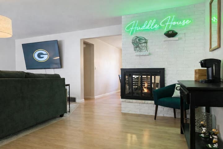 Cozy Retreat, Walk To Lambeau — Fireplace - Green Bay, WI