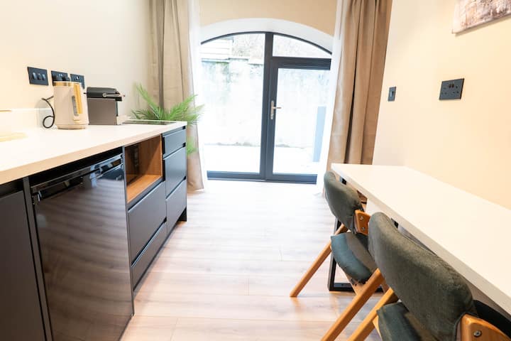 Smart Apartment | Workspace + Fast Wifi - Westport