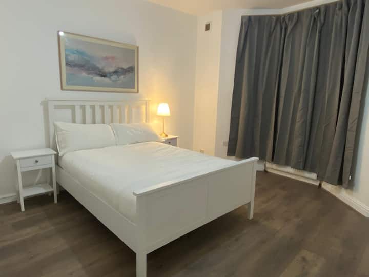 3 Bedroom Flat For Families & Work Stays In London - Waltham, MA