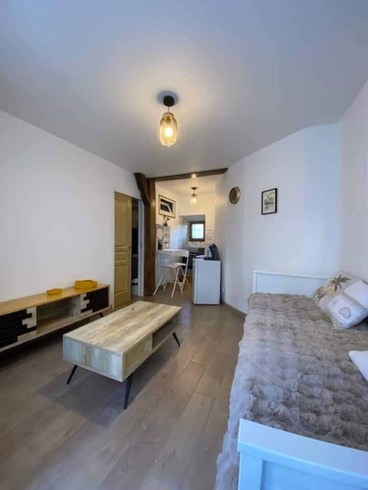 Location Studio Dans Centre Village Historique - Martel