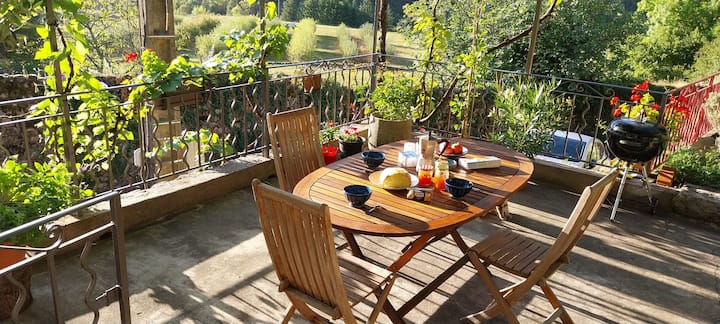 Un Coin Détente Et Nature Au Pied Du Volcan. - Thueyts
