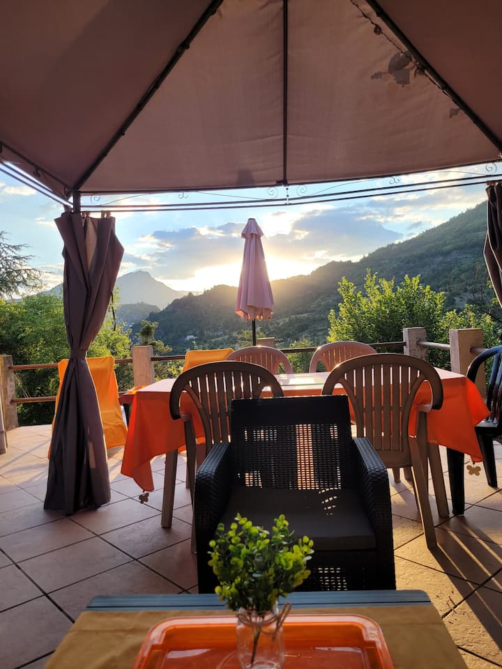 Maison Avec Jardin Et Une Belle Terrasse Avec Vue - Castellane