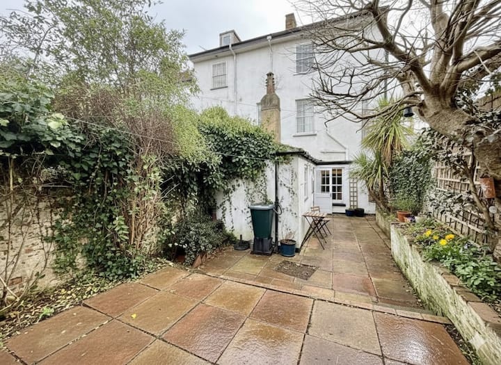 Pet-friendly 2br | Private Garden, Parking. - Exeter