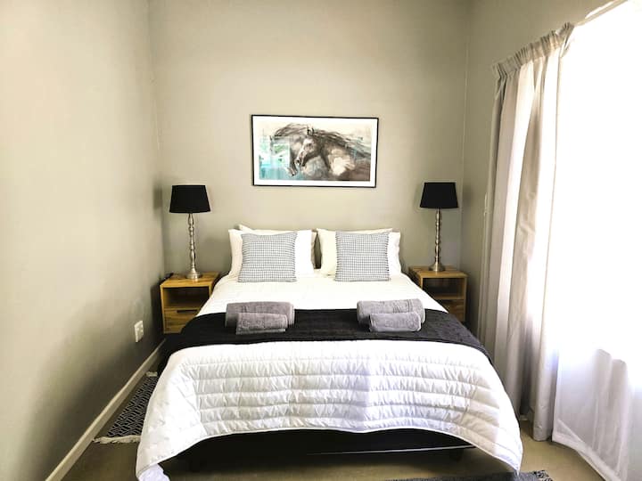 #1 The Corner House - 1 Bedroom Studio With Patio - Kei Mouth