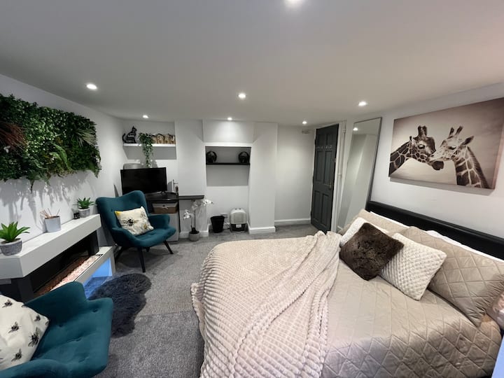 Spacious Private En-suite Basement Suite Near Town - Hereford