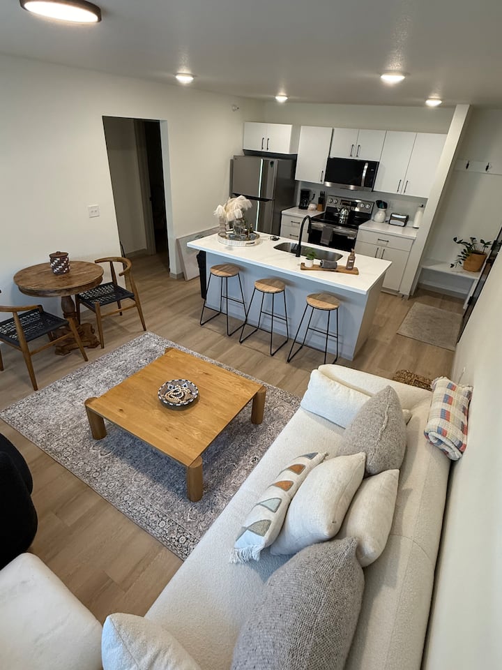 Luxe On The Edge! Nw Apartment *In Unit Laundry!* - Hartford, SD