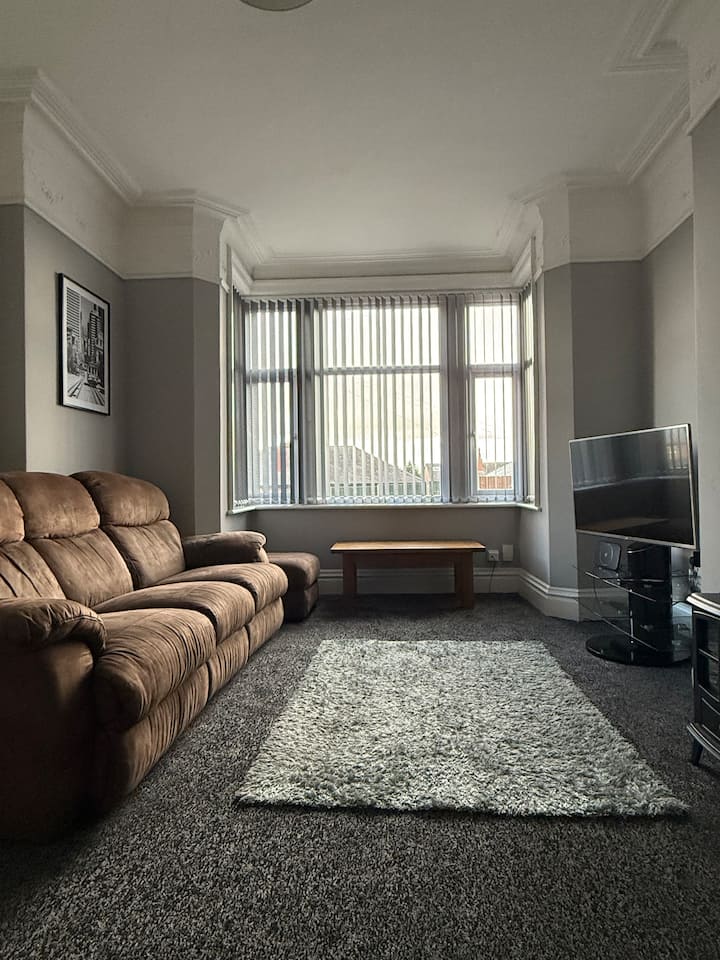 3 Bed Clean And Cosy House In Quiet Neighbourhood - Leeds