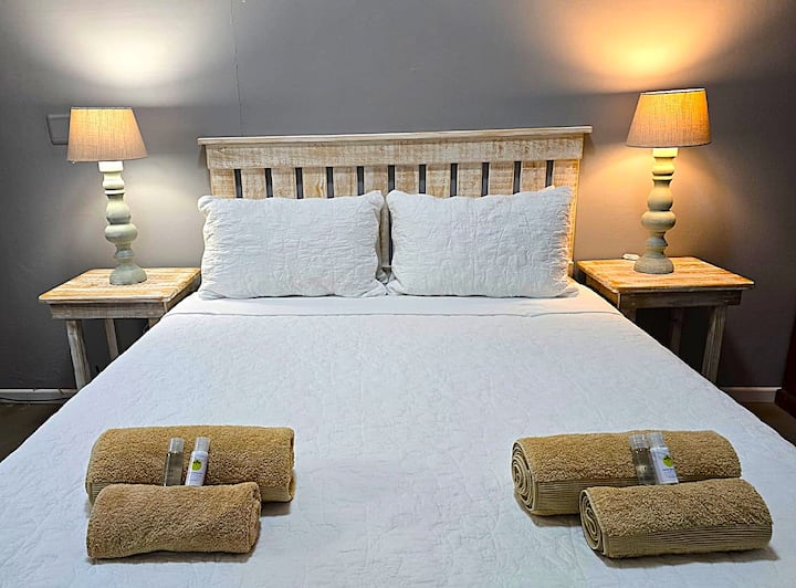 #2 The Corner House - 2 Bedrooms & Spacious Living - Kei Mouth