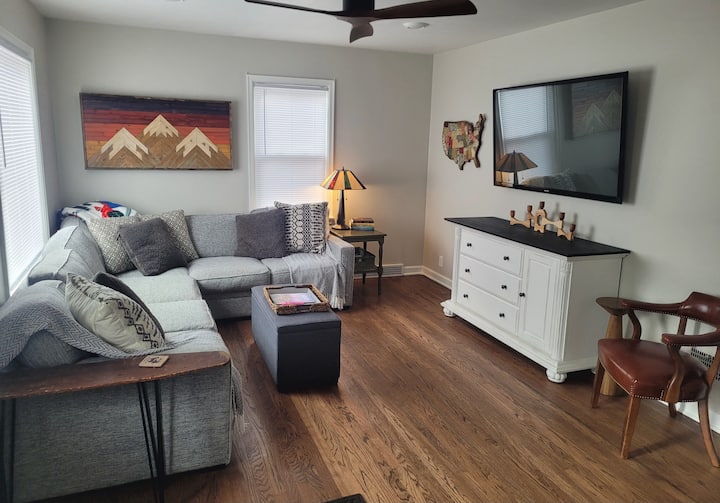 Cozy Home Centrally Located -Aksarben, Omaha, Ne - Omaha, NE