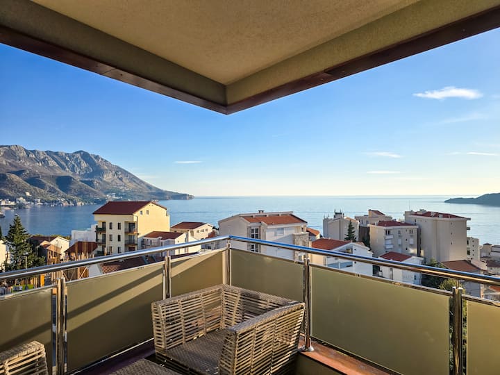 Top Floor · Panoramic Sea View · 2br/2ba · Garage - Montenegro