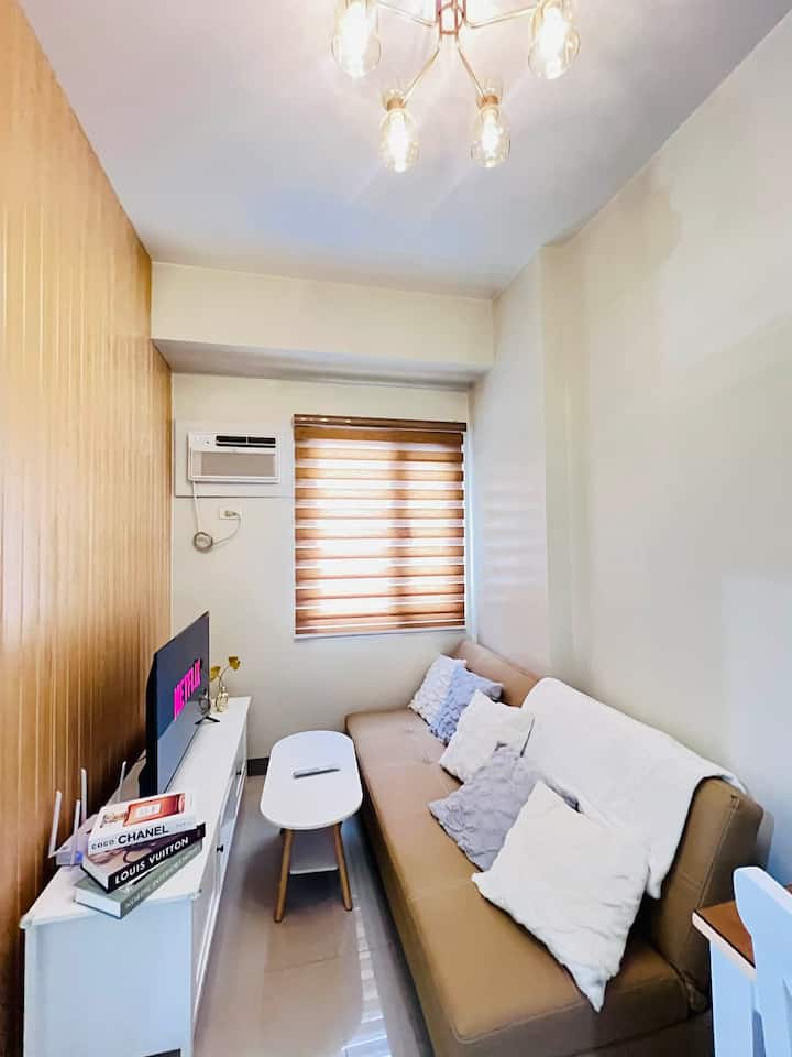 Cozy 2br Condo W/netflix & Swimming Pool Charm - Cainta