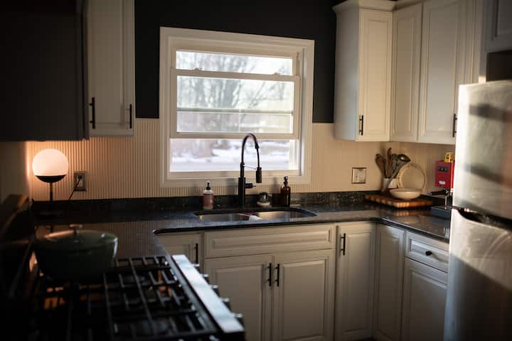 Dog-friendly Quaint Home - Benton Harbor, MI