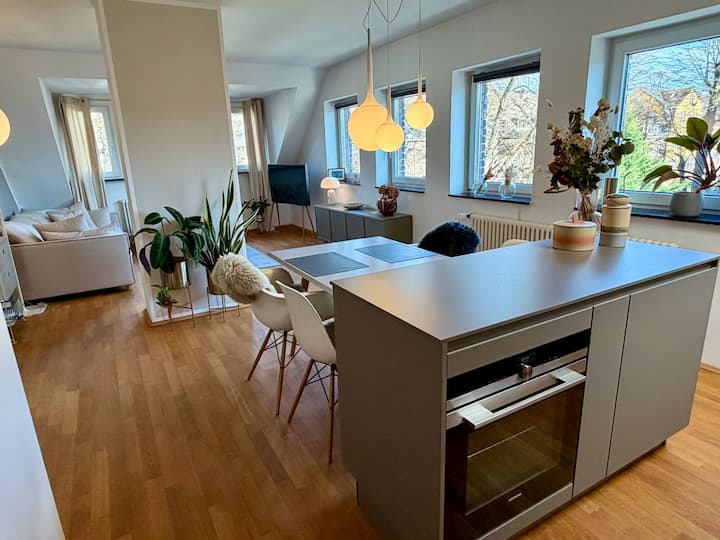 Design-wohnung In Düsseldorf Mit Rheinblick - Neuss