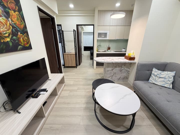 位於高雄市左營高鐵站附近，質感裝潢兩房新落成公寓，空間明亮舒適，附完整廚具與家電，可月租、季租。 - 左營區