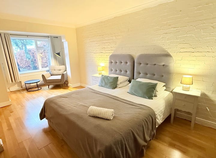 Renhold House - Sleeps 15 People - St Neots