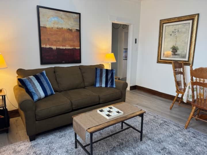 This Old Apartment; Privacy+pet Friendly+parking - Canada