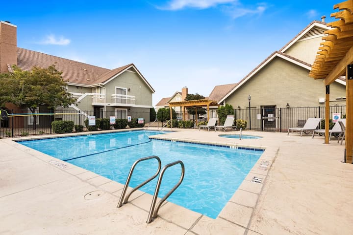 2 Suites! Outdoor Pool, Breakfast, Pet - Friendly! - El Paso, TX