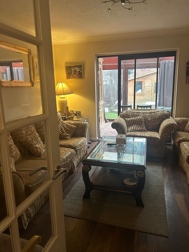 Cosy Family Home With Full Amenities - Hayes