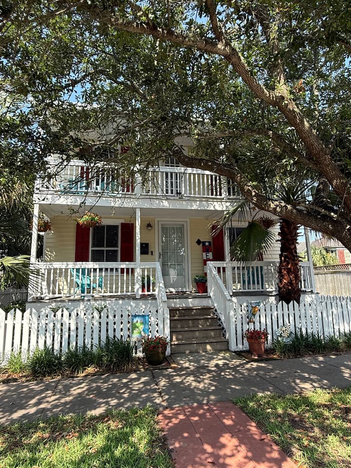 1880 Beach House | 3br | 3 Min To Beach & Strand - Galveston Island, TX