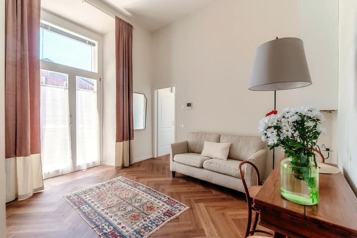 Comodo Ed Elegante Appartamento In Pieno Centro - Como