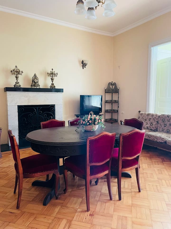 Nice Place, Near The Center Of Kutaisi. - 庫塔伊西