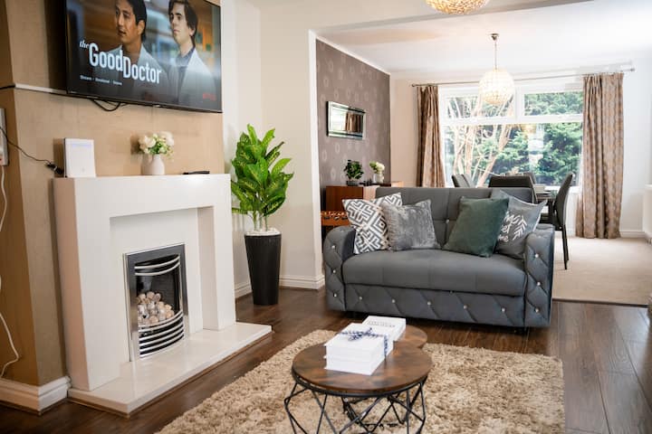 Modern & Spacious 4-bedroom Residence In Crumpsall - Bury