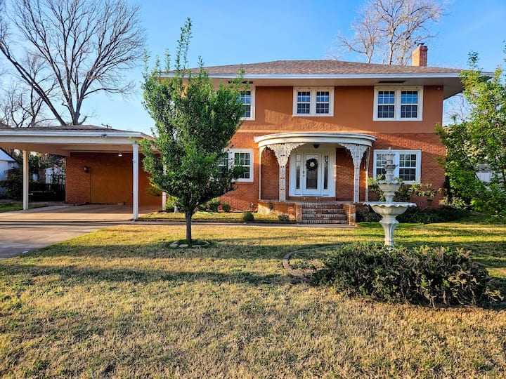 Grand Heritage Home: Steps From Lake Carlsbad - Carlsbad, NM