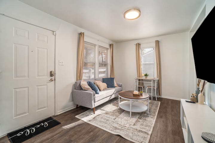 Comfortable & Cozy 2 Bedroom Home With Fenced Yard - Kansas City