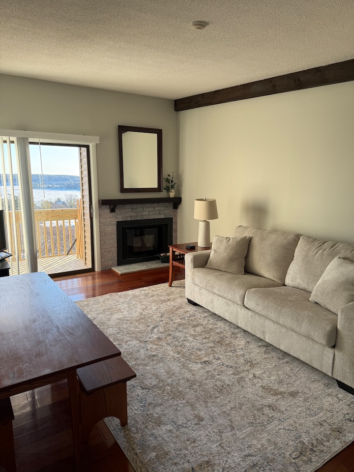 Newly Renovated Lake View 3br/2ba Condo With Pool - Laconia, NH