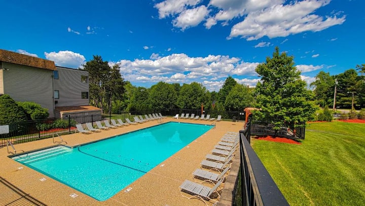 Lake View 3 Bed Condo W/ Pool Near Weirs Beach - Laconia, NH