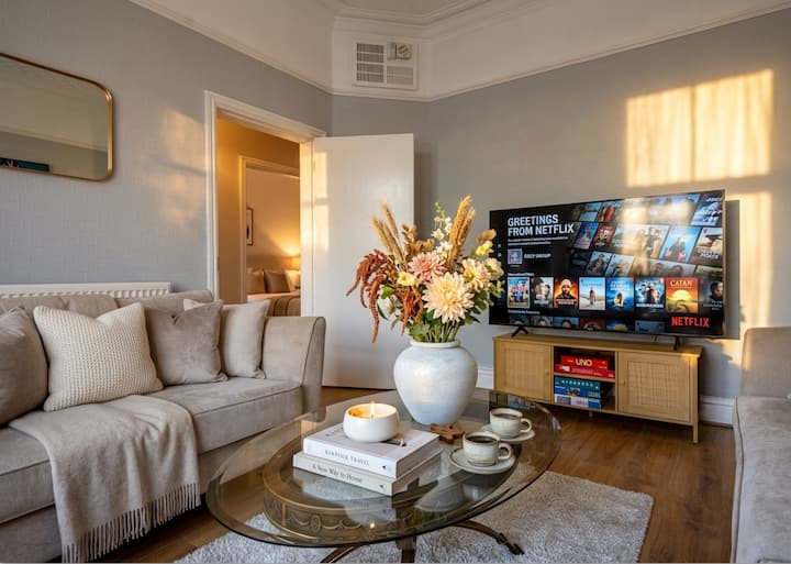 Premium 6br Home, Parking, Walk To Lake & Beach - Southport