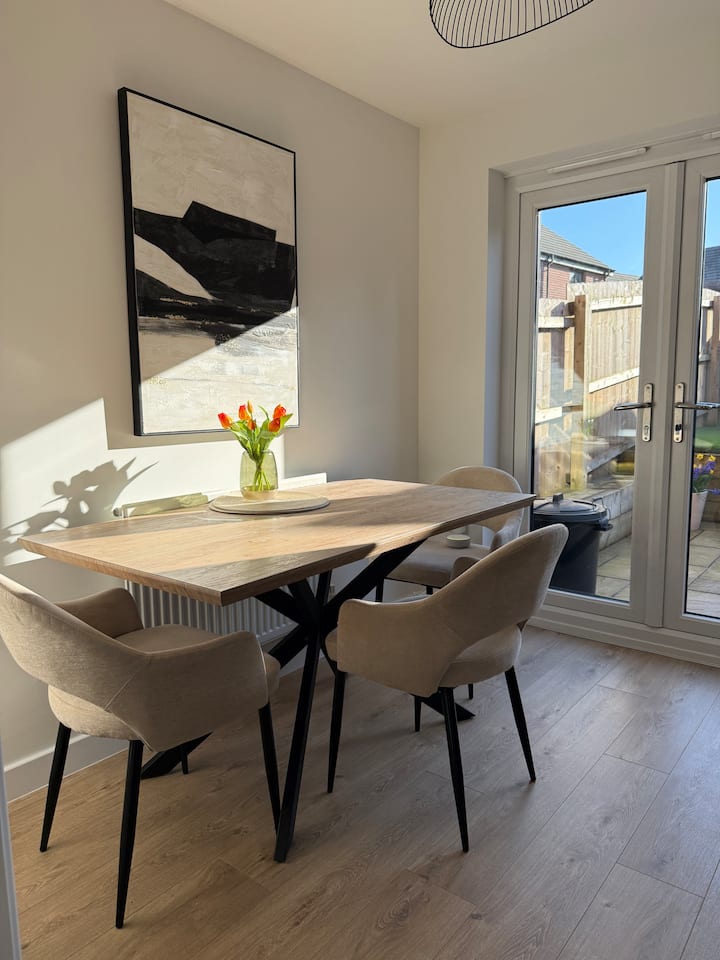 Modern Home + Parking | Quiet Area, Close To City - Cardiff