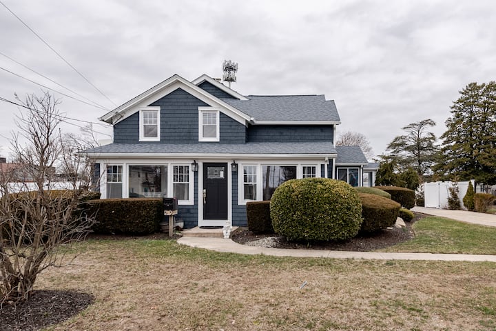 Stylish Entire Home W/ Pool & Relaxing Patio - Patchogue, NY