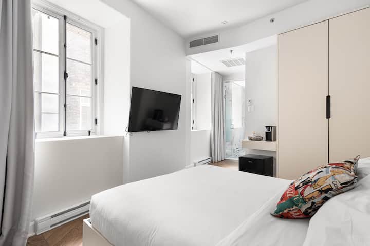 Courtyard Deluxe Studio At The Bowery Lofts Hotel - Montreal