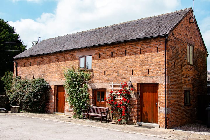 Cosy Barn Conversion | Sleeps 8 | Staffordshire - Leek