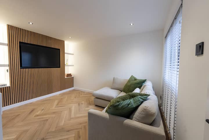 Modern 1br Home | Quiet Area | Parking - Linlithgow