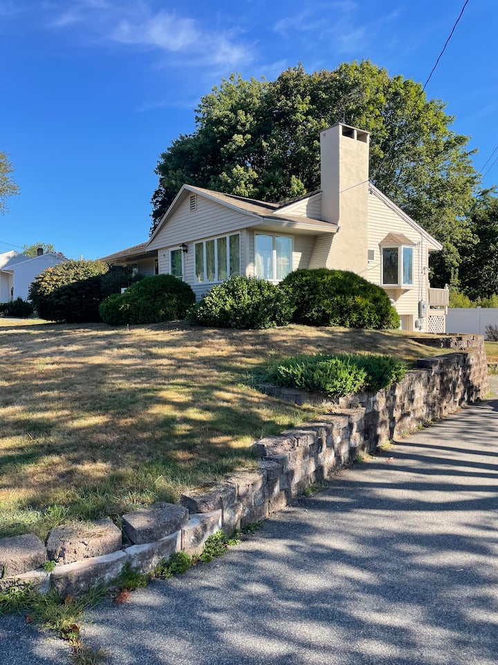 Coastal 3br Kennebunk Retreat • Beach Access - Kennebunk, ME