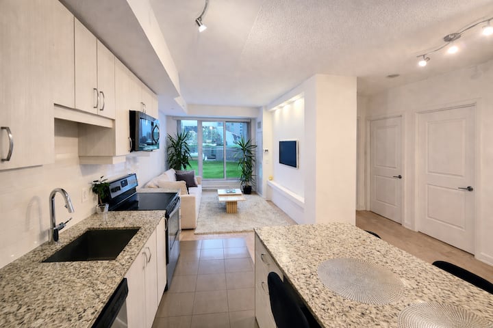 Spacious 2br W/ Private Terrace, Parking & Pool - Vaughan