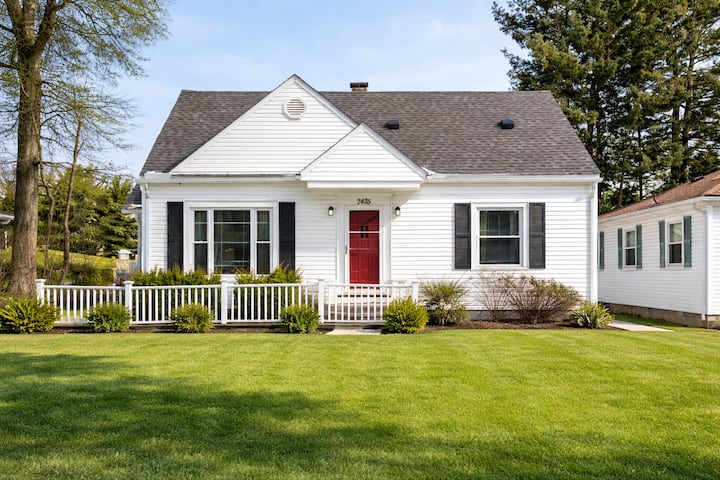 Cuyahoga Falls Retro Gem Sleeps 10, Pet Friendly - Hudson, OH