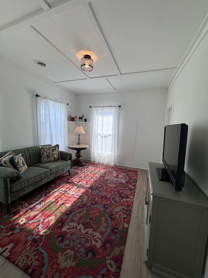 Downtown 2br • Walk To Broadway • Parking&laundry - Saratoga Springs, NY