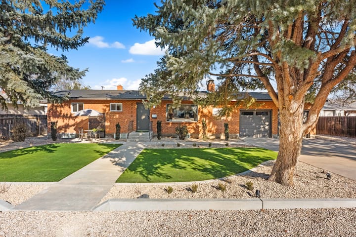 The Aspen: A Mid-century Modern Upstairs Unit. - Boise, ID